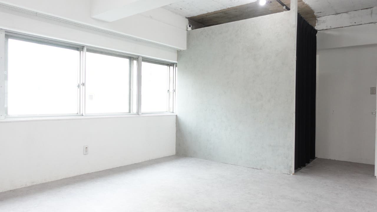 【恵比寿5分】２面採光｜白壁＋コンクリ床｜撮影機材・背景紙無料【アパレル｜化粧品｜物撮り 】の写真4