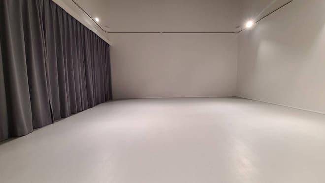 <目黒線西小山駅3分>天井高のスタジオ。照明機材充実。撮影使用可。の写真1