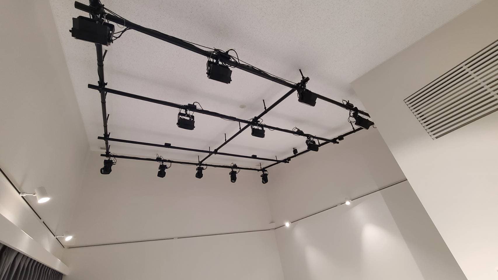 ＜目黒線西小山駅3分＞天井高のスタジオ。照明機材充実。撮影使用可。の写真5