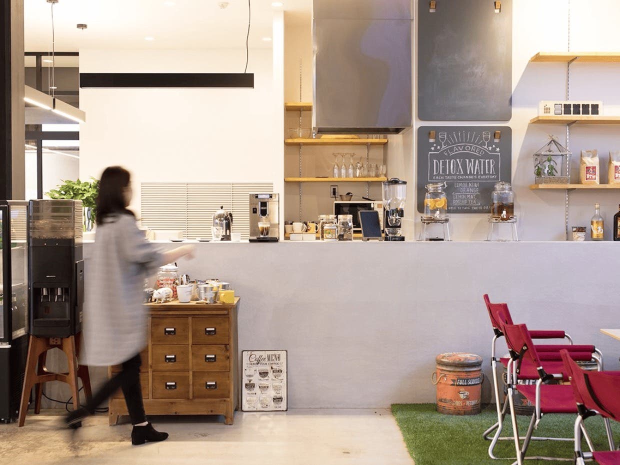 ジユウノハコ 名古屋駅西口店 8名部屋②【名古屋駅徒歩6分！木目デスクが美しい貸し会議室】の写真3