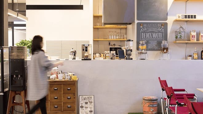 ジユウノハコ 名古屋駅西口店 8名部屋②【名古屋駅徒歩6分!木目デスクが美しい貸し会議室】の写真3