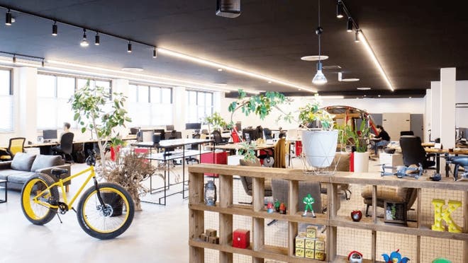 ジユウノハコ 名古屋駅西口店 8名部屋②【名古屋駅徒歩6分!木目デスクが美しい貸し会議室】の写真6