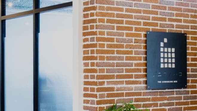 ジユウノハコ 名古屋駅西口店 8名部屋②【名古屋駅徒歩6分!木目デスクが美しい貸し会議室】の写真9