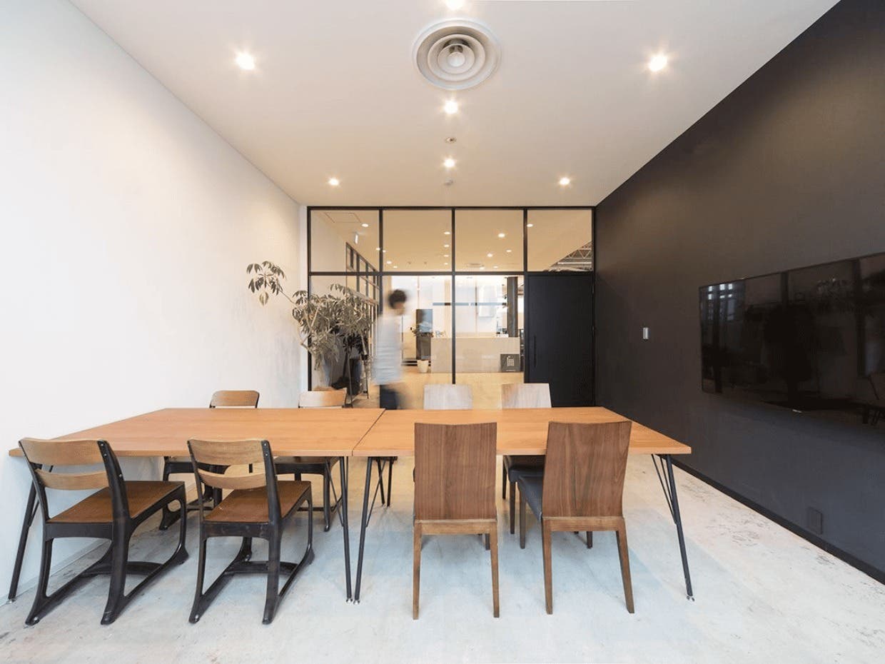 ジユウノハコ 名古屋駅西口店 8名部屋②【名古屋駅徒歩6分！木目デスクが美しい貸し会議室】の写真1