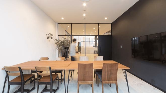 ジユウノハコ 名古屋駅西口店 8名部屋②【名古屋駅徒歩6分!木目デスクが美しい貸し会議室】の写真1