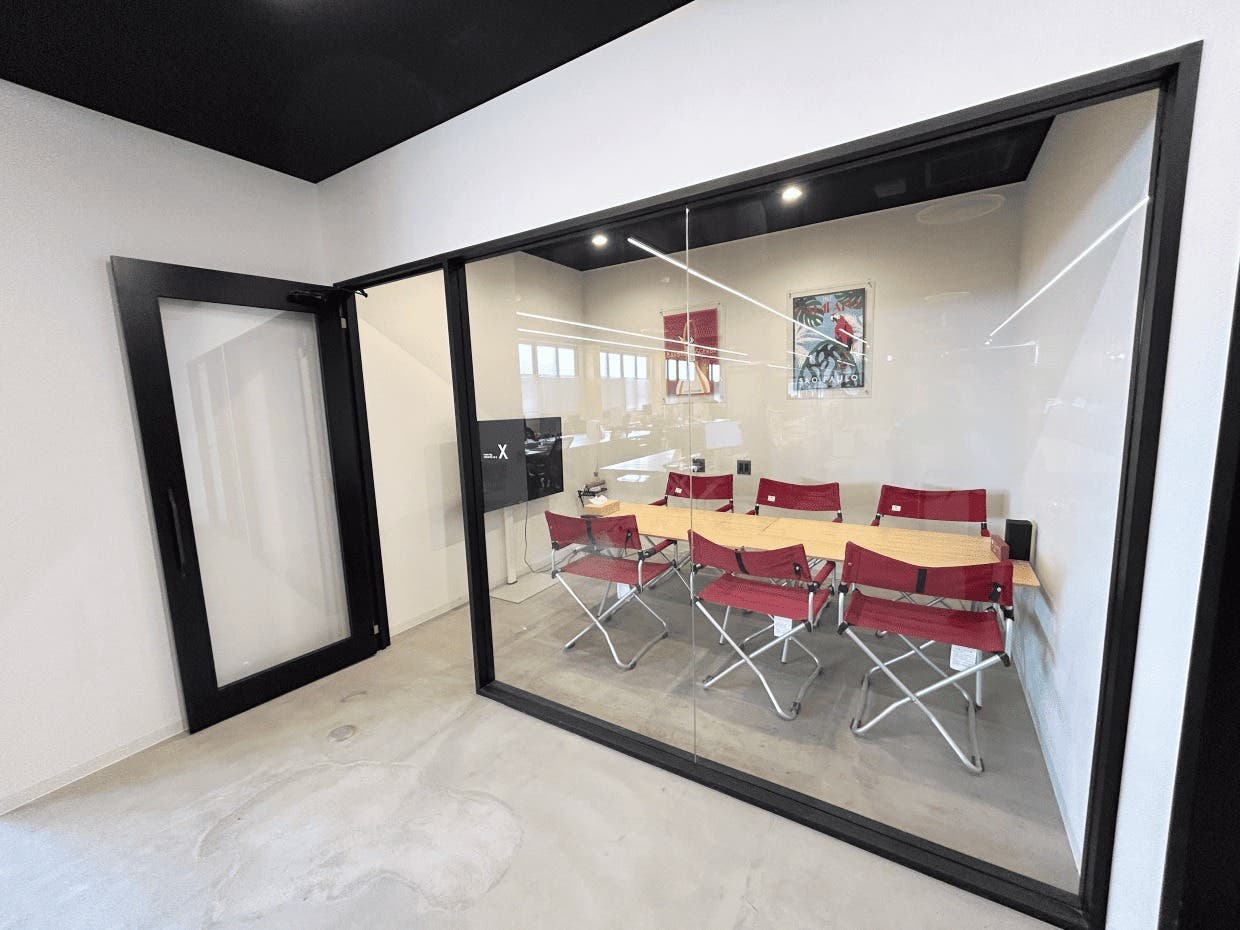 ジユウノハコ 名古屋駅西口店 6名部屋【名古屋駅徒歩6分！ガラス張りデザインの6名部屋スペース】の写真1