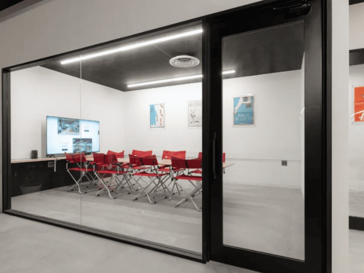 ジユウノハコ 名古屋駅西口店 8名部屋①【名古屋駅徒歩6分！スピーカー常設の8名部屋スペース】の写真1