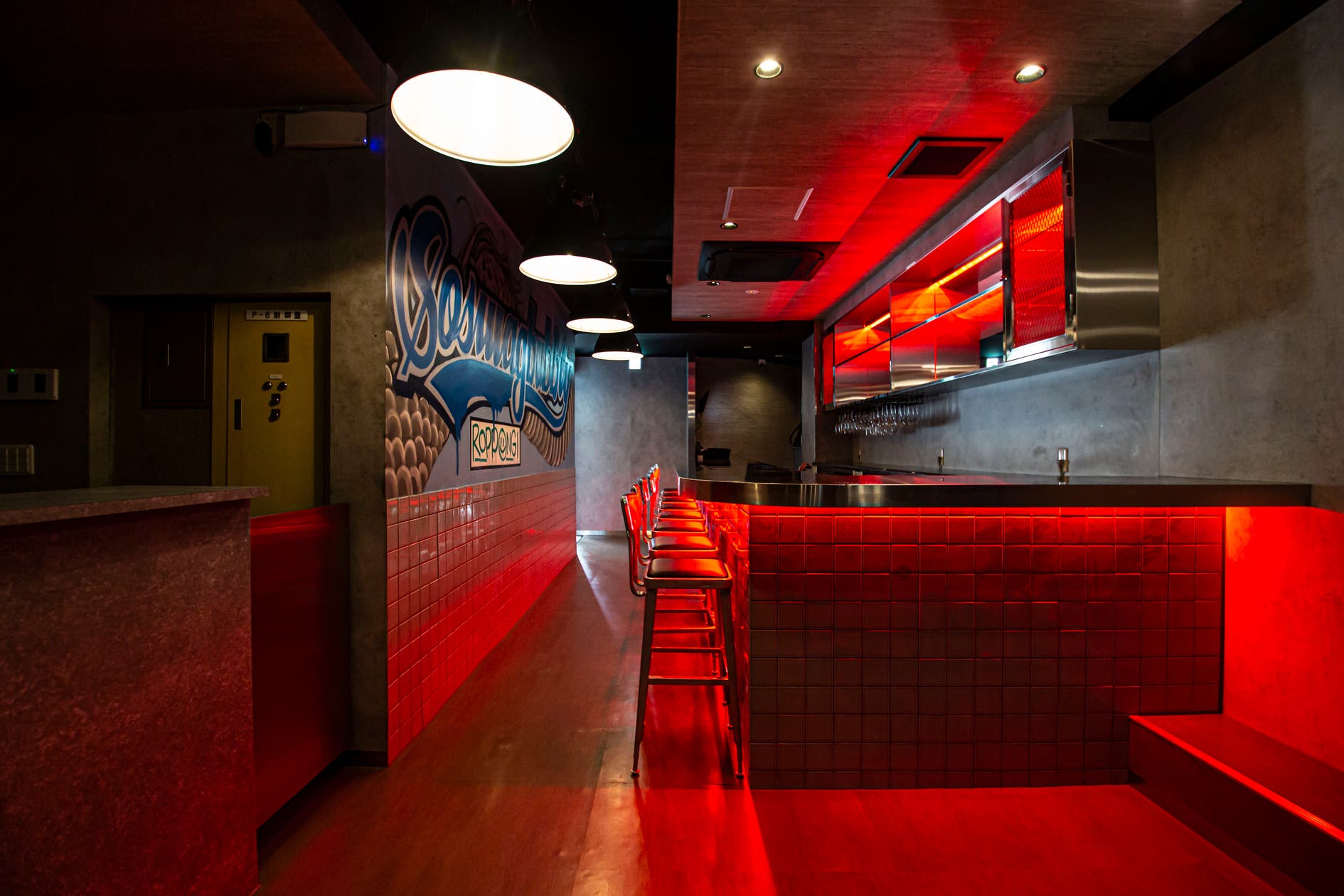 六本木交差点から徒歩1分の会員制BARの写真4