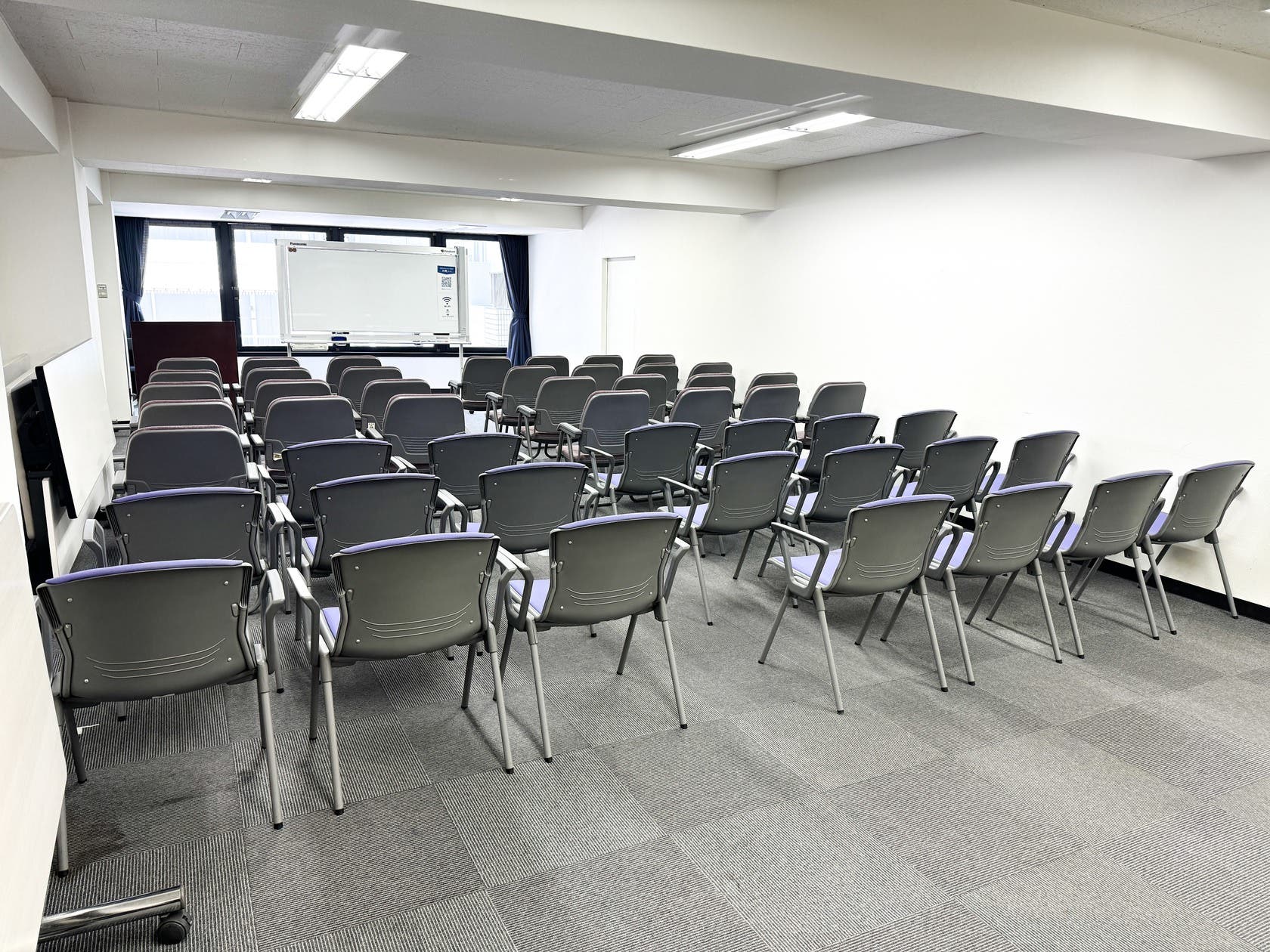 【JR新宿駅徒歩6分！】50名まで入れる、ゆったり大きめの会議室スペース！の写真3