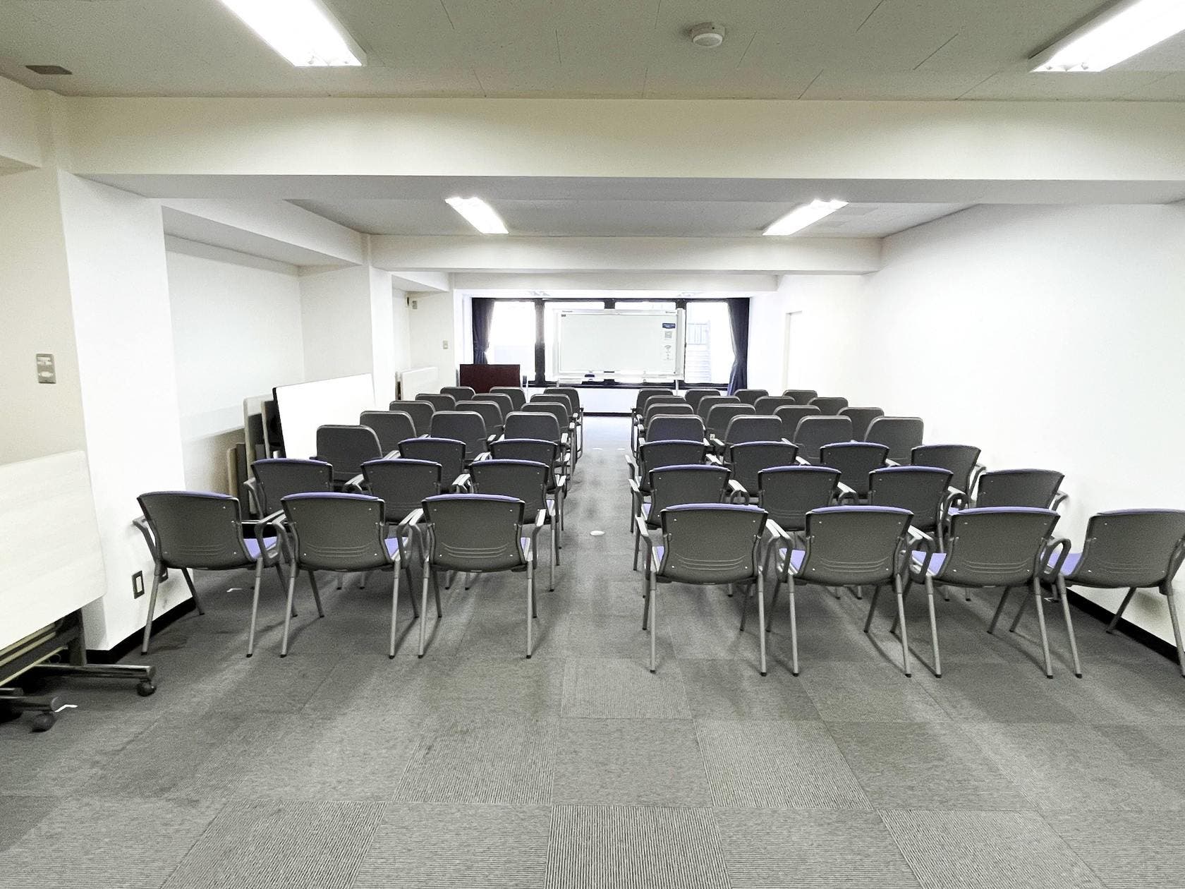 【JR新宿駅徒歩6分！】50名まで入れる、ゆったり大きめの会議室スペース！の写真5