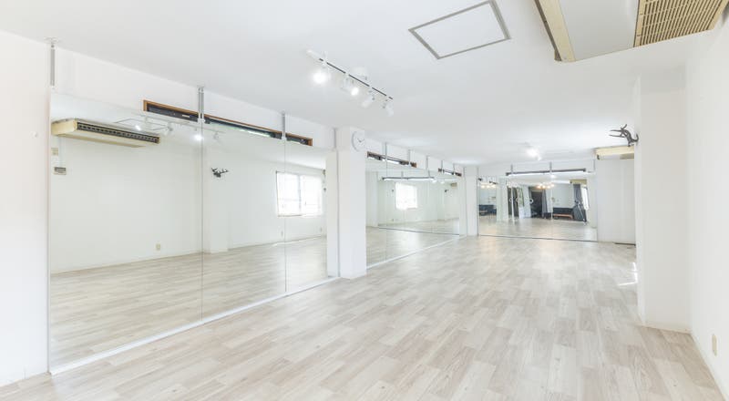 オープニングセール開催中！高田馬場駅徒歩5分、60平米、鏡2面、高さ2ｍ、幅10m以上のスタジオで快適な環境で表現を楽しもう。