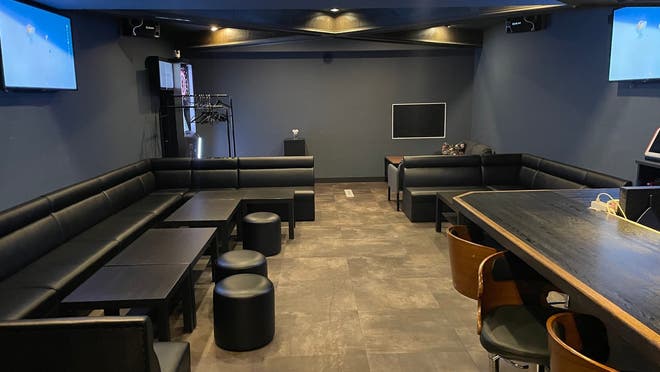 【カラオケ・ダーツ無料】錦糸町駅徒歩5分の大型カラオケバーの写真1