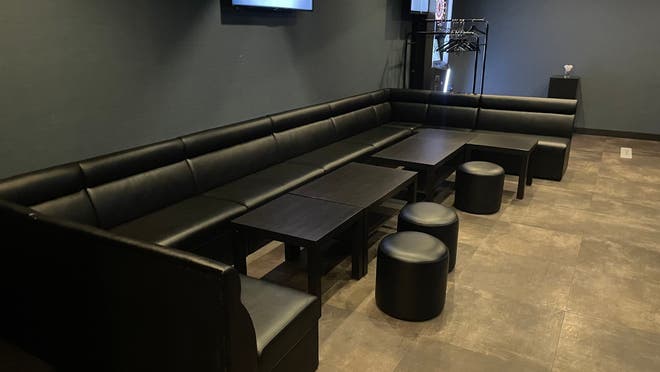 【カラオケ・ダーツ無料】錦糸町駅徒歩5分の大型カラオケバーの写真2