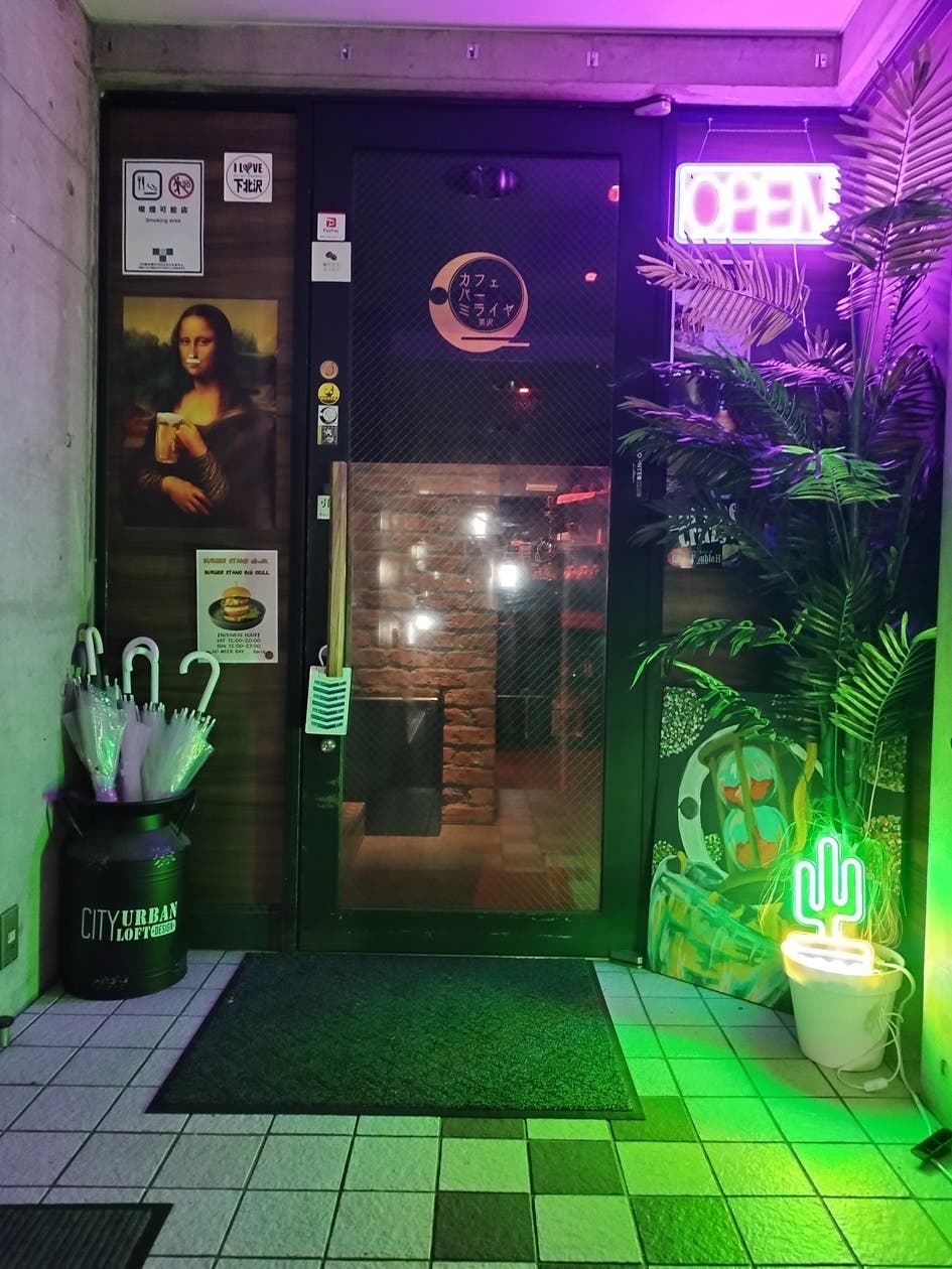 【下北沢駅/茶沢通り】落ち着いた内装の小さなカウンターバーです。ソファ席もあります◎の写真5