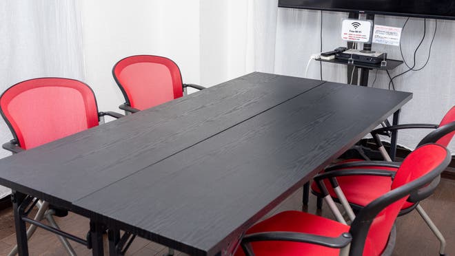 【天神南駅徒歩4分】完全個室/会議や打合せに/フリーWiFi・50型TVモニター・DVDプレーヤー・ホワイトボード無料の写真1