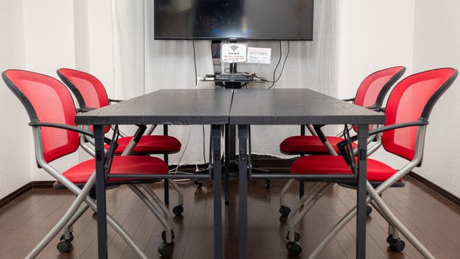 【天神南駅徒歩4分】完全個室/会議や打合せに/フリーWiFi・50型TVモニター・DVDプレーヤー・ホワイトボード無料の写真3