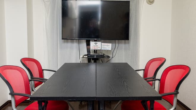 【天神南駅徒歩4分】完全個室/会議や打合せに/フリーWiFi・50型TVモニター・DVDプレーヤー・ホワイトボード無料の写真6