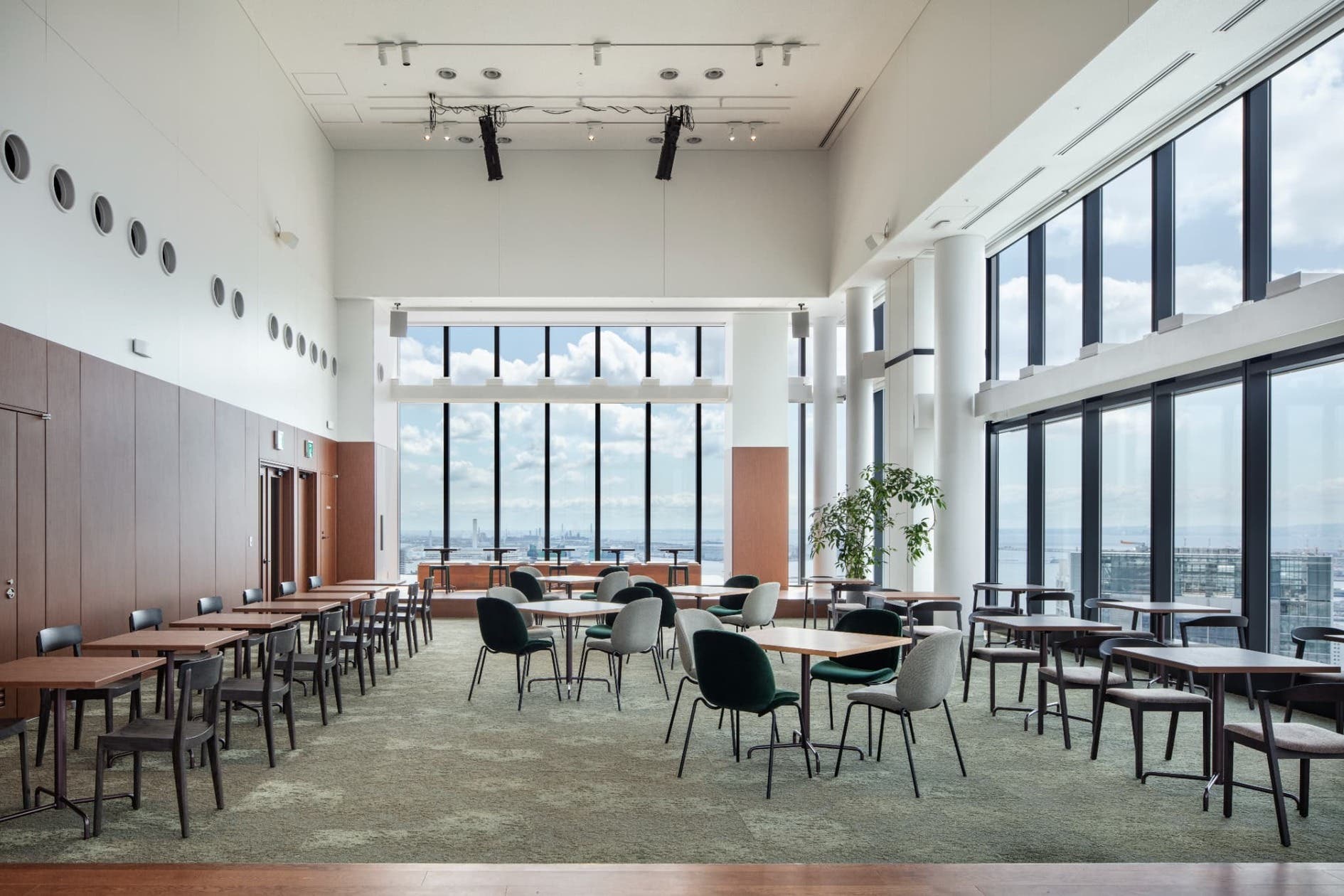 【横浜駅直結】182㎡/地上42階から横浜を一望できる・天高最長7.5mで開放的な雰囲気のホールです。の写真4