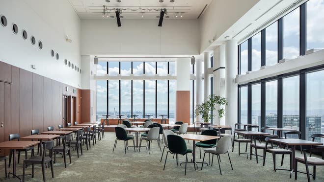 【横浜駅直結】182㎡/地上42階から横浜を一望できる・天高最長7.5mで開放的な雰囲気のホールです。の写真4