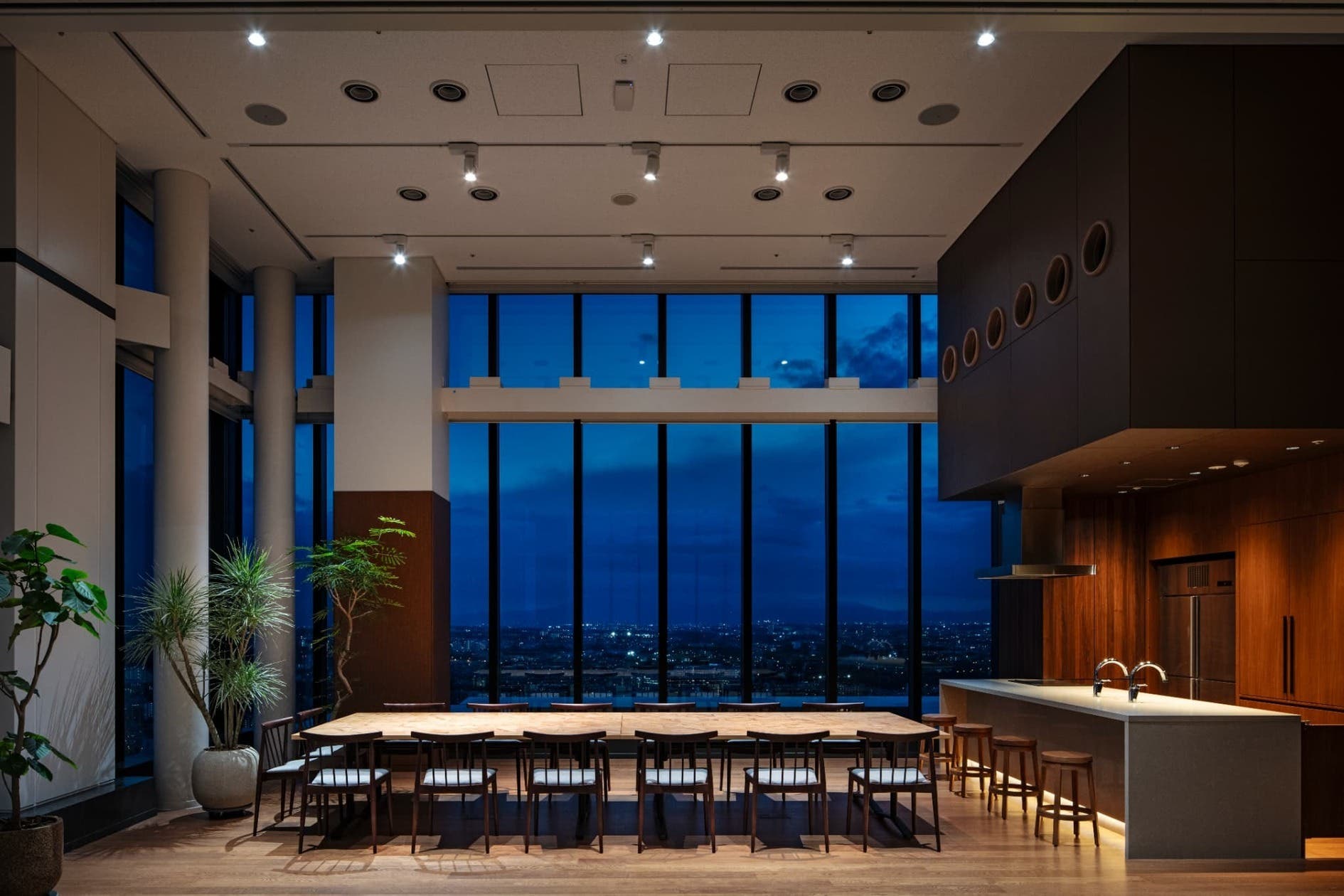 【横浜駅直結】182㎡/地上42階から横浜を一望できる・天高最長7.5mで開放的な雰囲気のホールです。の写真6