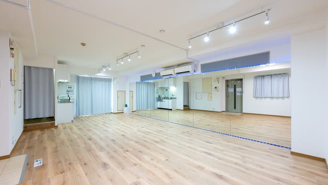 広々52㎡✨16~17人踊れるフルリフォーム済み超綺麗なスタジオ💃ヨガマット完備でレッスンにも最適✨の写真1