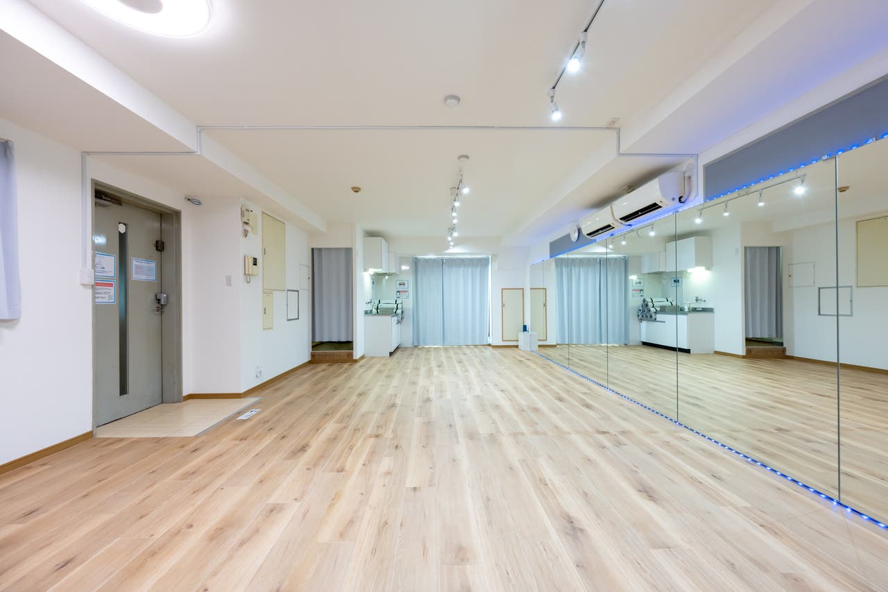広々52㎡✨16~17人踊れるフルリフォーム済み超綺麗なスタジオ💃ヨガマット完備でレッスンにも最適✨の写真7