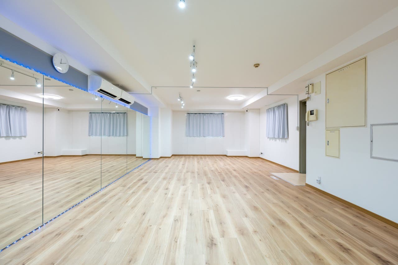 広々52㎡✨16~17人踊れるフルリフォーム済み超綺麗なスタジオ💃ヨガマット完備でレッスンにも最適✨の写真5