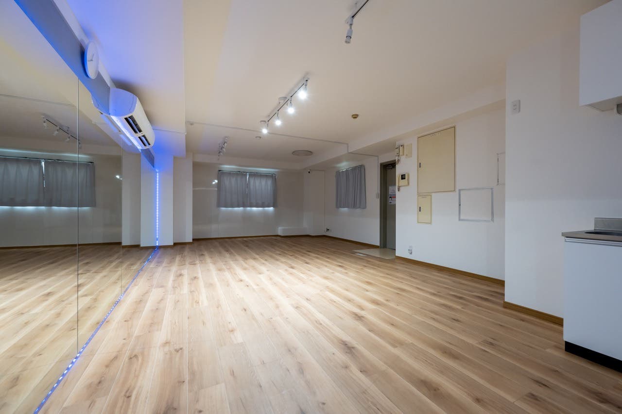 広々52㎡✨16~17人踊れるフルリフォーム済み超綺麗なスタジオ💃ヨガマット完備でレッスンにも最適✨の写真16