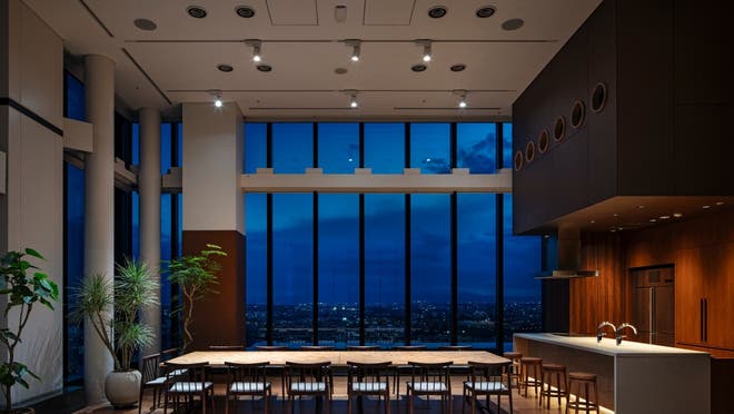 【横浜駅直結】58㎡/地上42階から横浜を一望できる・天高最長5.11mで開放的な雰囲気のホールです。の写真8