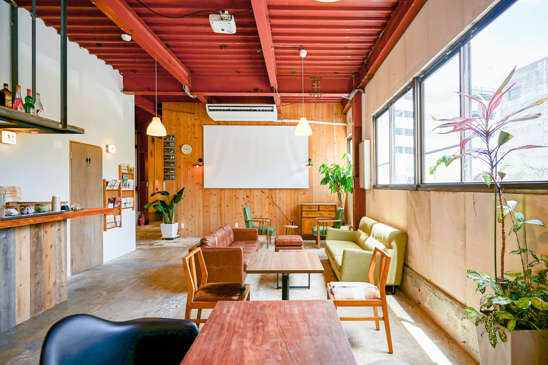 🏠冷暖房完備の広々スペース☕ソファ・テーブル・椅子16 名分🪑の画像1