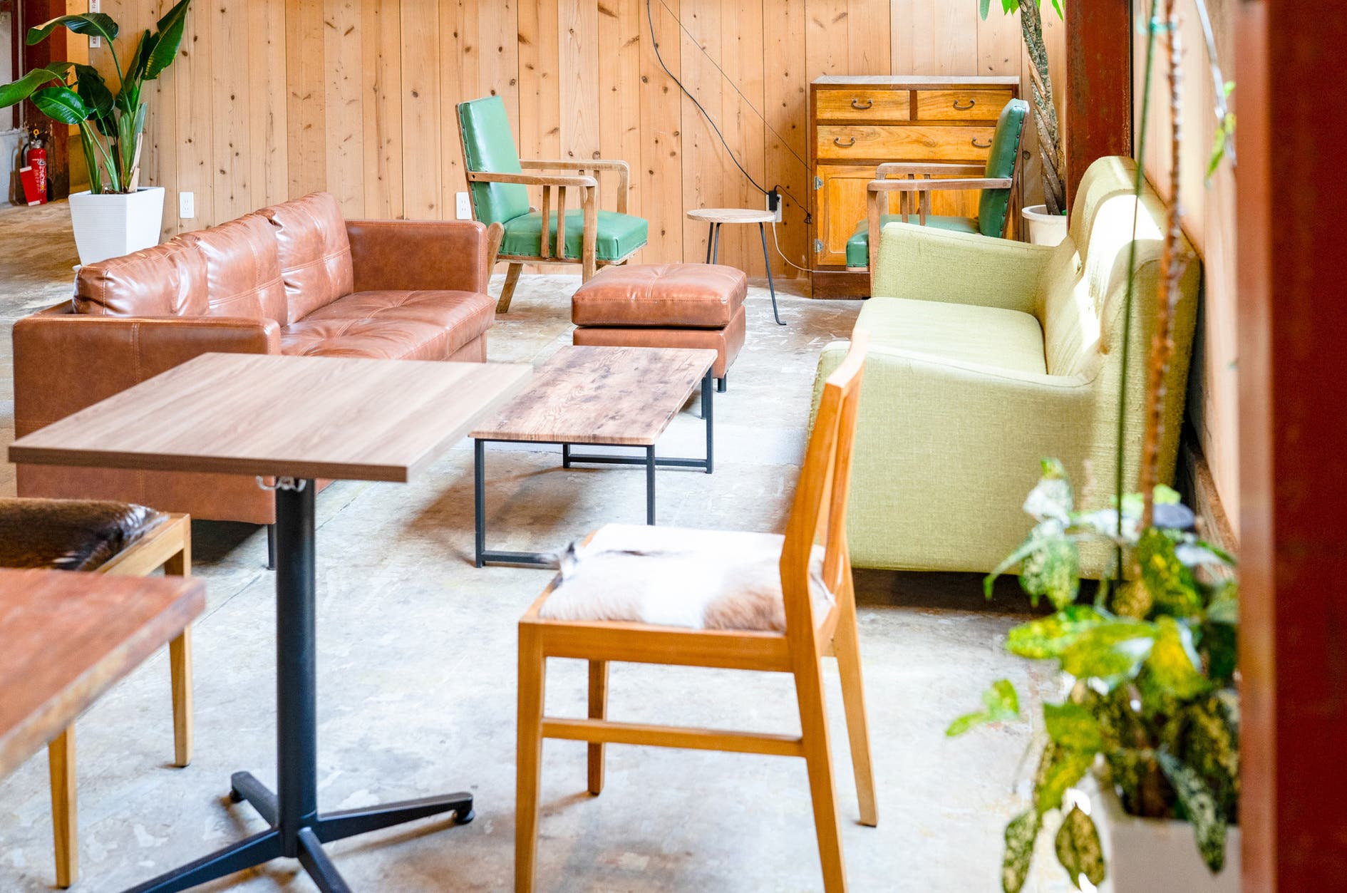 🏠冷暖房完備の広々スペース☕ソファ・テーブル・椅子16 名分🪑の画像2