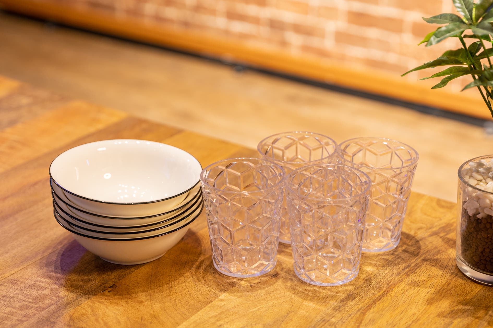 食器、コップ（ご利用後は洗って、拭いて棚に戻してください）カトラリー類は持ち込みの画像1