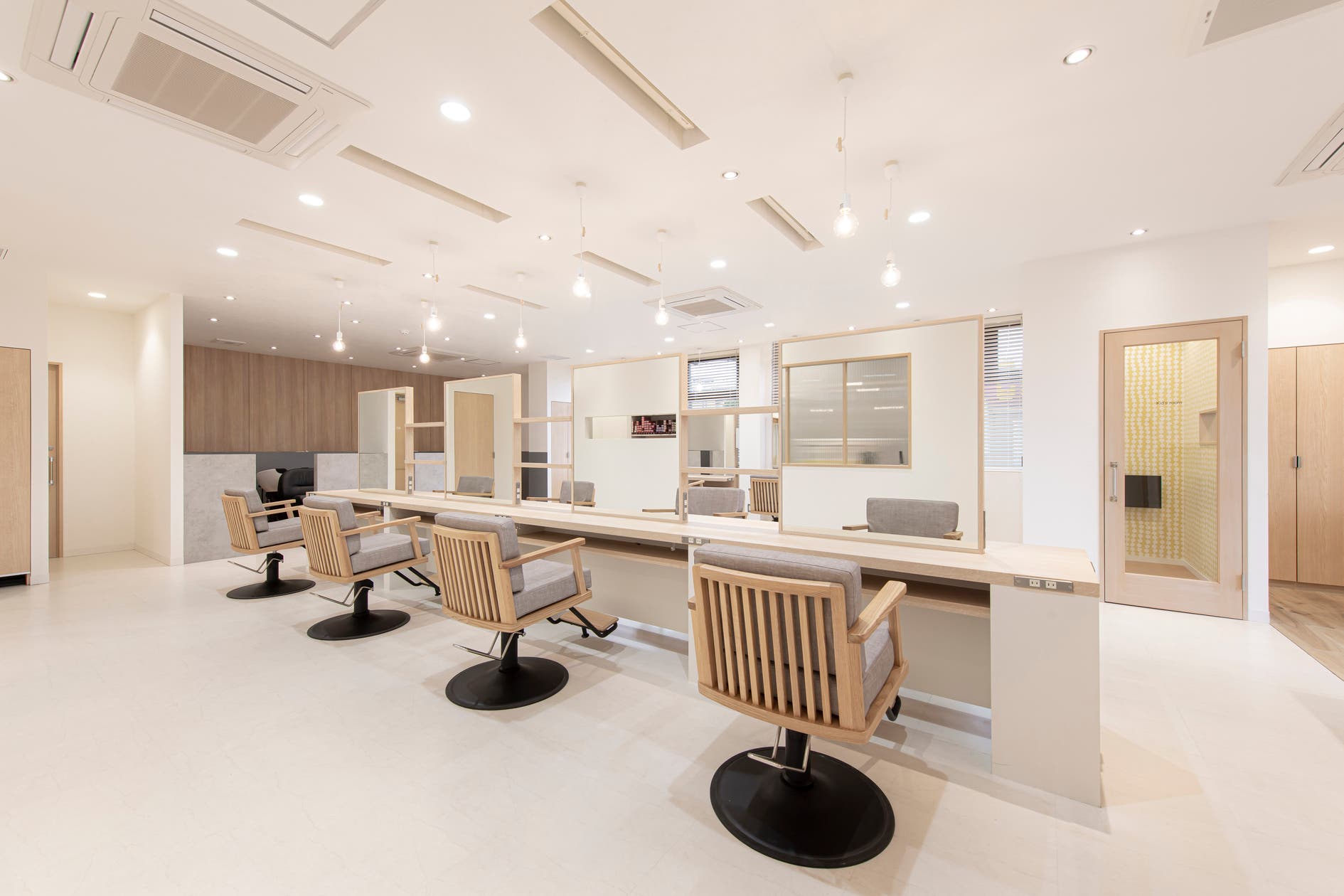 【EARTH 飯能店】カットオープン席★大型サロンに併設されたレンタルサロン✂︎フリーランス/個人練習/美容業に最適♪の写真1