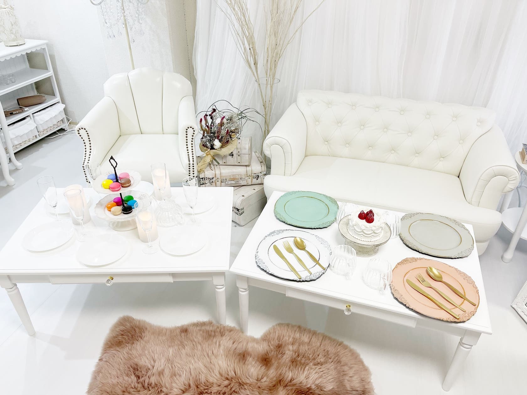 白テーブル＆白ソファーの画像1