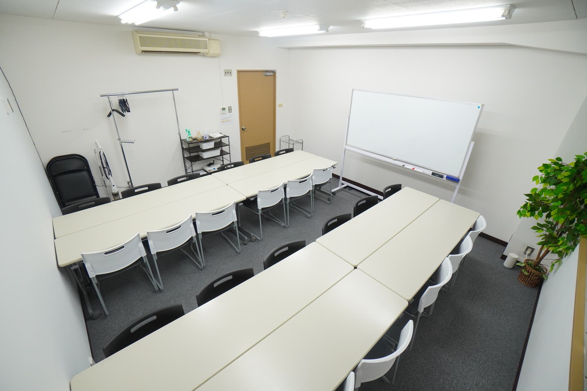 ＜リバーシ会議室＞本町駅24番出口目の前✨光Wi-Fi📶プロジェクター🎥会議/セミナー/研修/ワークショップの写真6