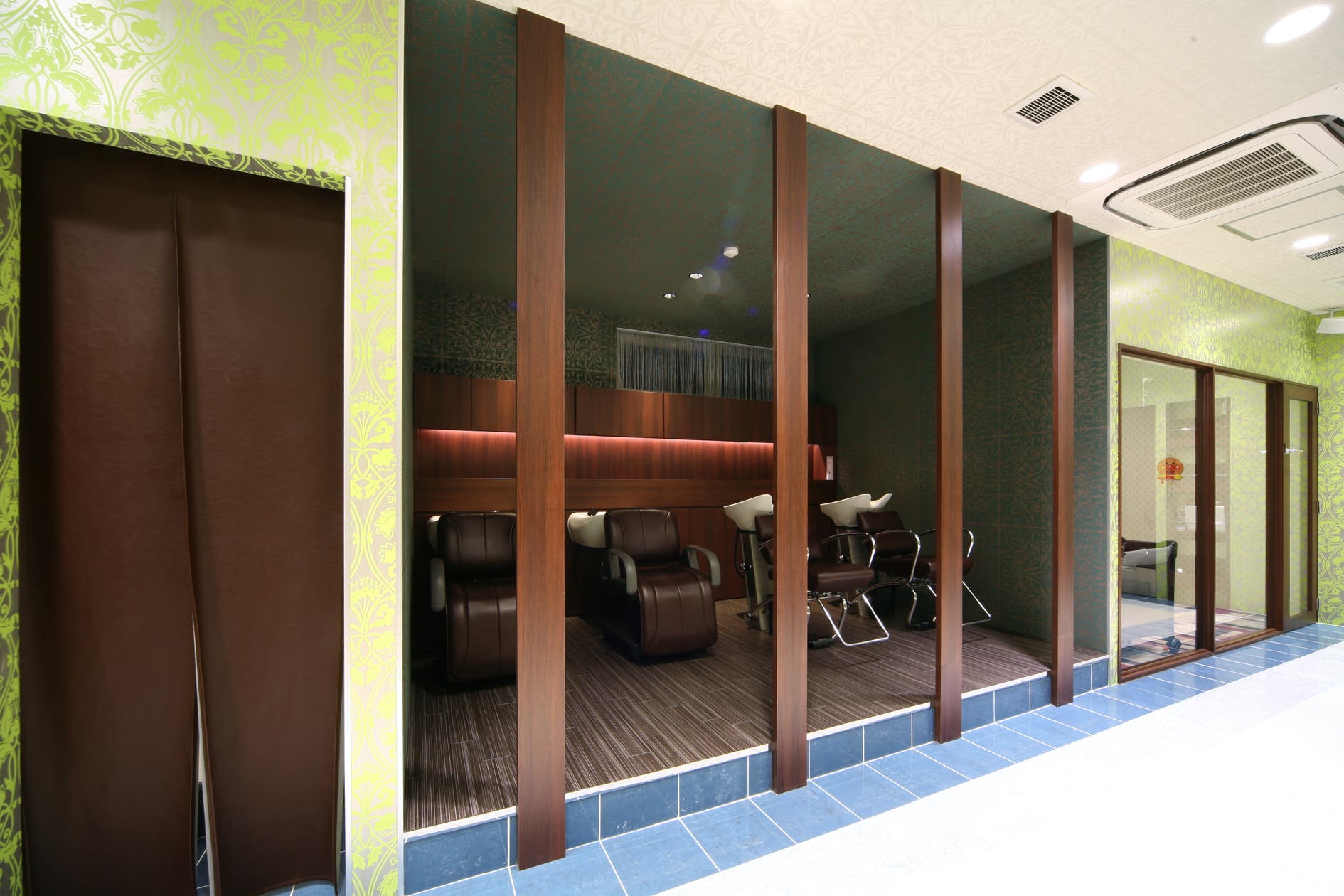 【EARTH 川口店】カット個室席★大型サロンに併設されたレンタルサロン✂︎フリーランス/個人練習/美容業に最適♪の写真2