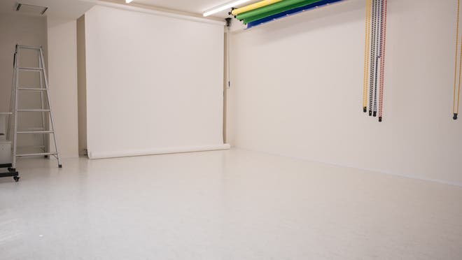 9色のバック紙と自然光撮影が楽しめるレンタル撮影スタジオの写真3