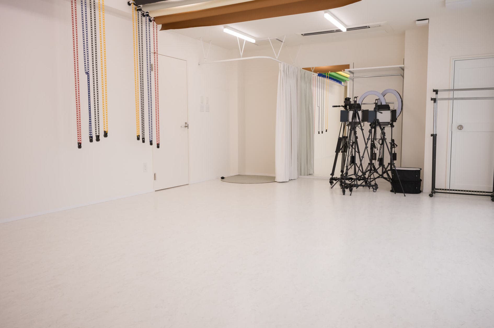 9色のバック紙と自然光撮影が楽しめるレンタル撮影スタジオの写真8