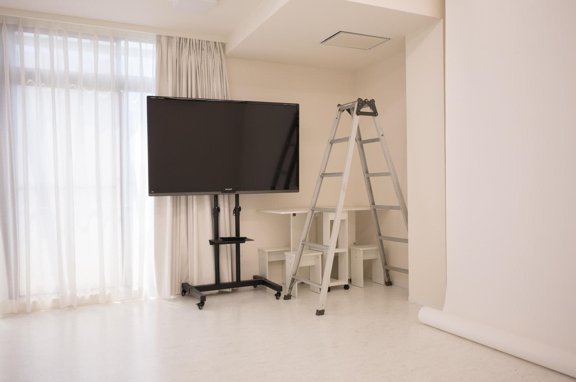 9色のバック紙と自然光撮影が楽しめるレンタル撮影スタジオの写真9