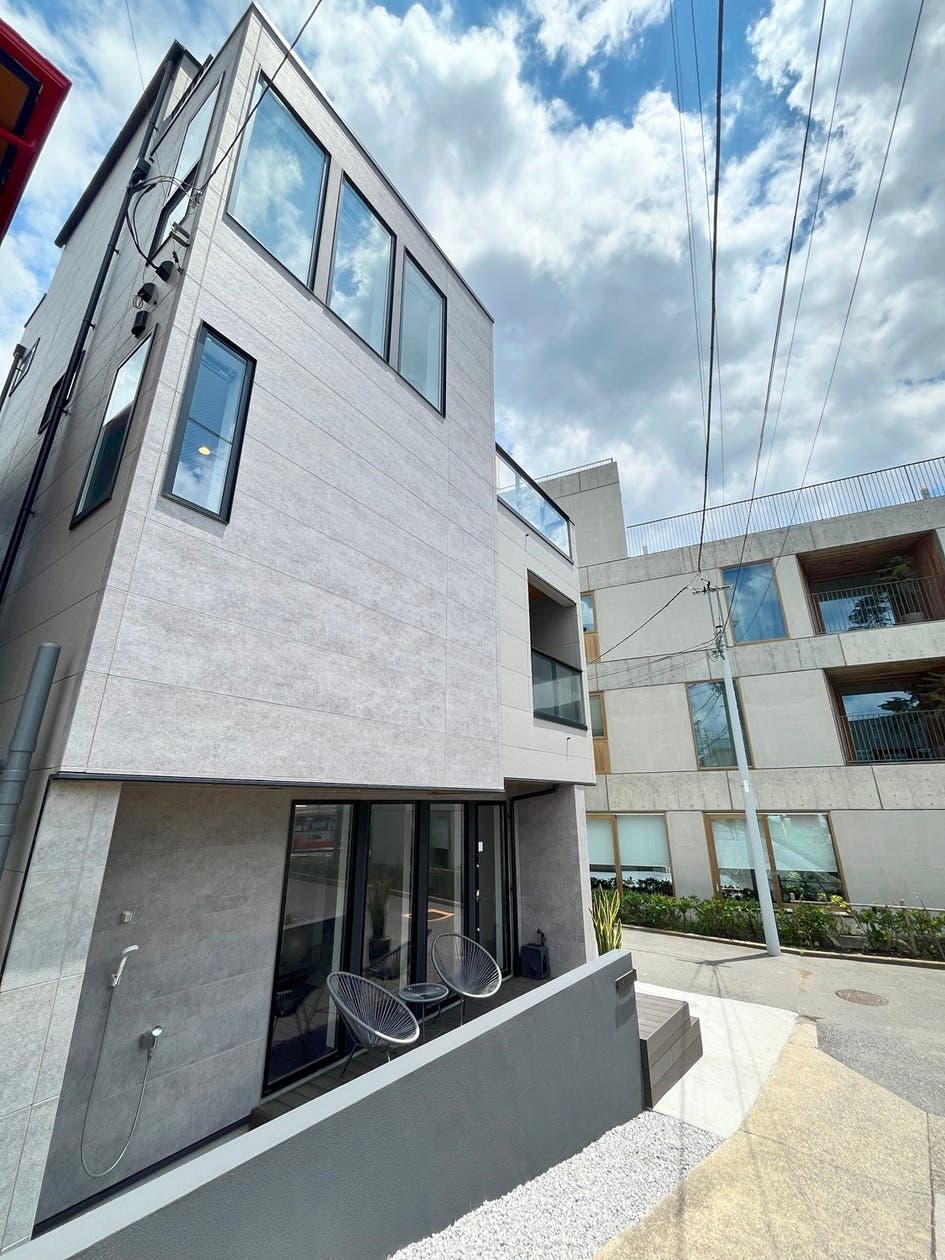 海まで30m。リモートワークしながら、いい波が来たらすぐ海へ。ジム・サーフィン・SUPなど、仕事と遊びが可能なスペースですの写真5