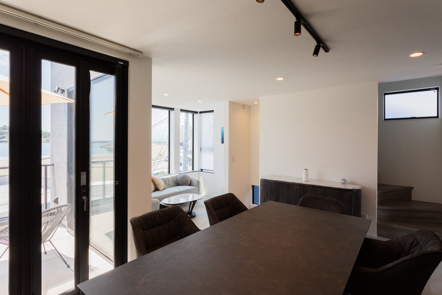 江ノ島ビュー‼一年中、日焼けを気にせず、海を感じる開放的な空間で、音楽を聴きながら夏の気分を味わい、ゆったりした時間を過ごせますの写真9