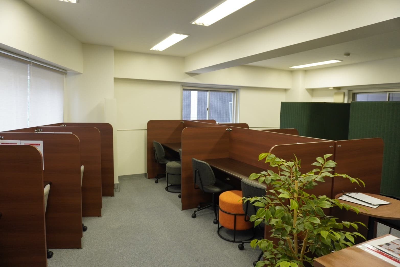 新宿駅南口から徒歩4分の好立地！塾講師のための個別指導シェアスペース！【駅チカ】の写真1