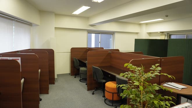 新宿駅南口から徒歩4分の好立地!塾講師のための個別指導シェアスペース!【駅チカ】の写真1