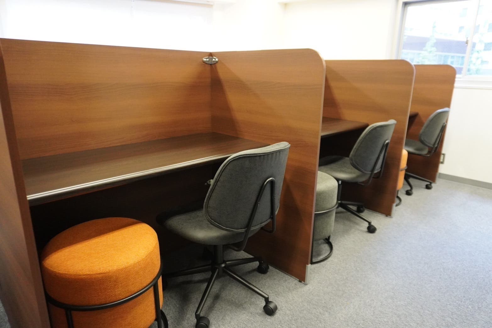 新宿駅南口から徒歩4分の好立地！塾講師のための個別指導シェアスペース！【駅チカ】の写真3