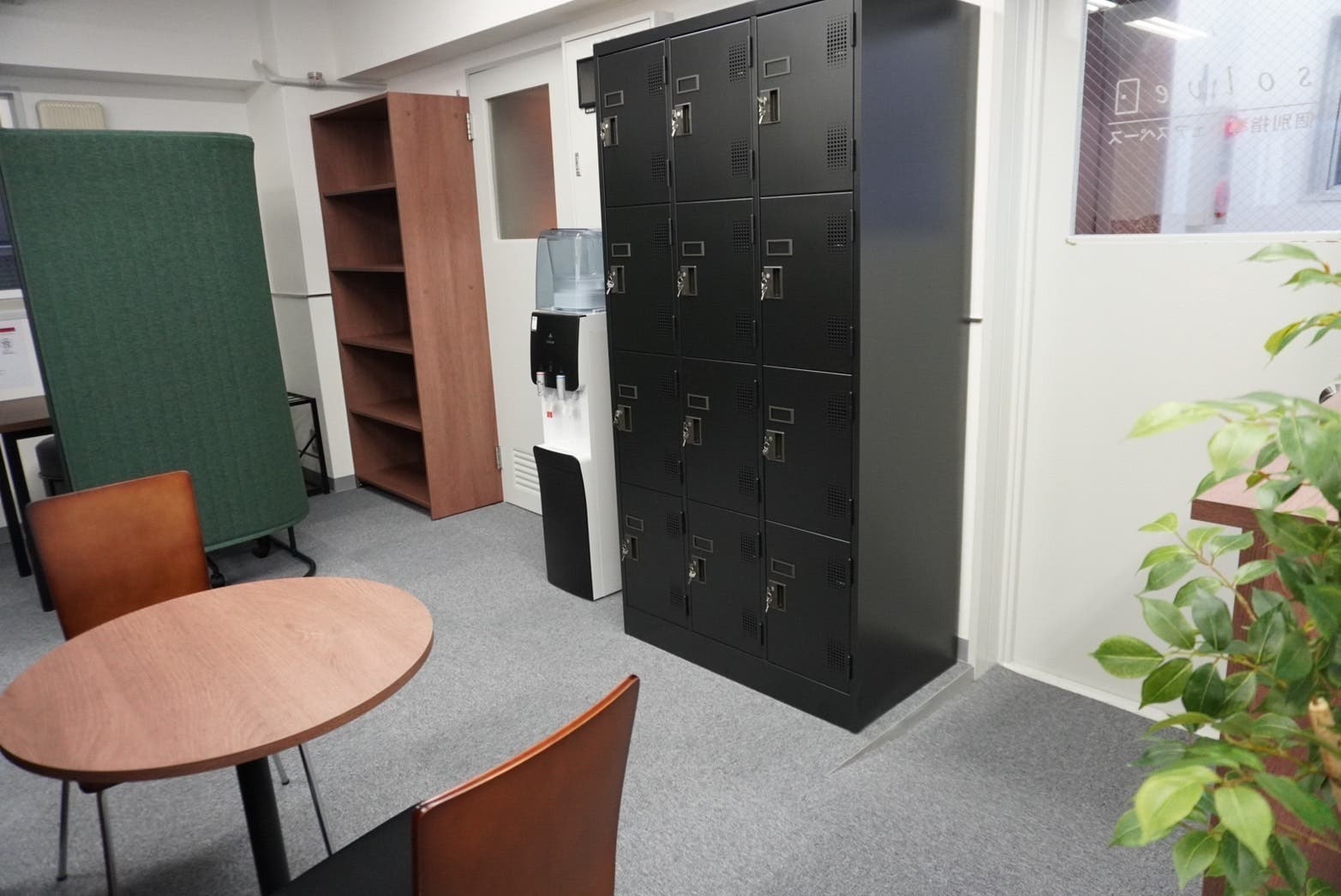 新宿駅南口から徒歩4分の好立地！塾講師のための個別指導シェアスペース！【駅チカ】の写真4