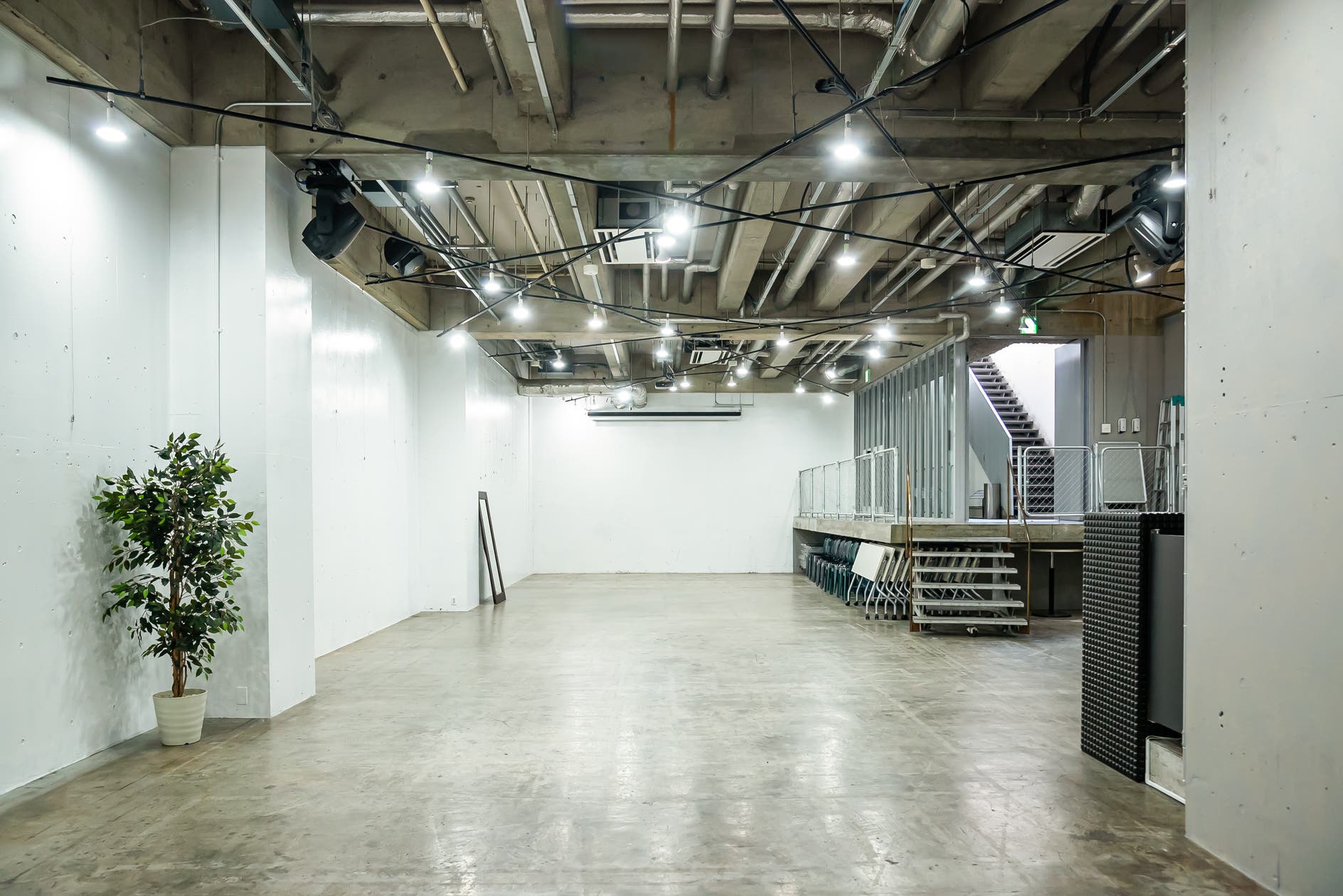 【平日会議室利用限定】栄テレビ塔から徒歩5分の好立地200㎡天井高4.5m 会議室仕様｜アルベホール名古屋の写真1