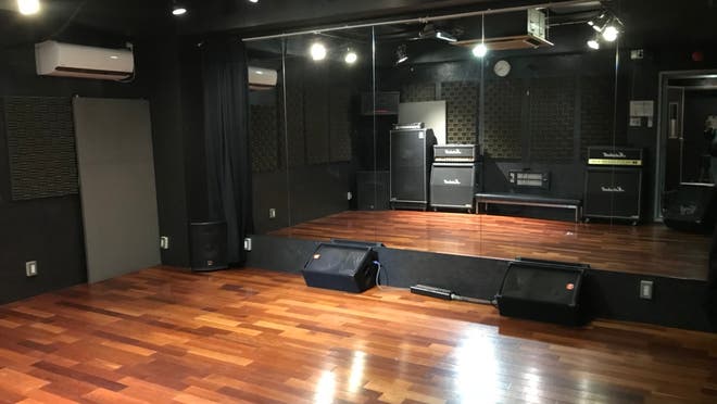 【駅近/無料駐車場有】🎸バンド・ダンス練習に使える完全防音・音響設備完備のAスタジオの写真1