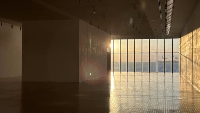 夕日と海の輝きを一面に体感できる開放的な空間の写真1