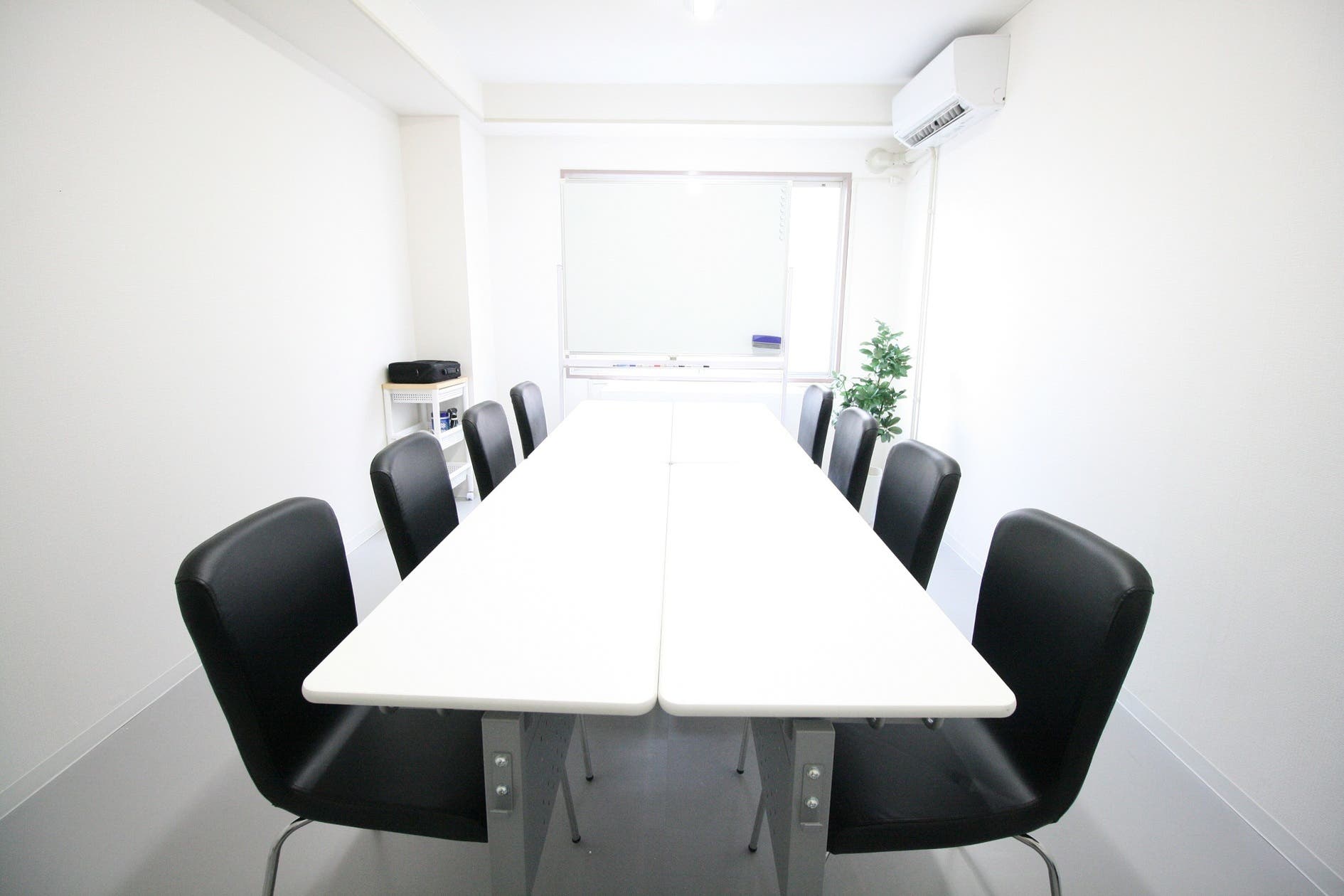 🎯新大阪駅徒歩1分🎯新規オープン📣シンプルなビジネス対応会議室🌈爆速ネット体験🌈14人収容🌈◆お気軽会議室新大阪stella◆の写真1