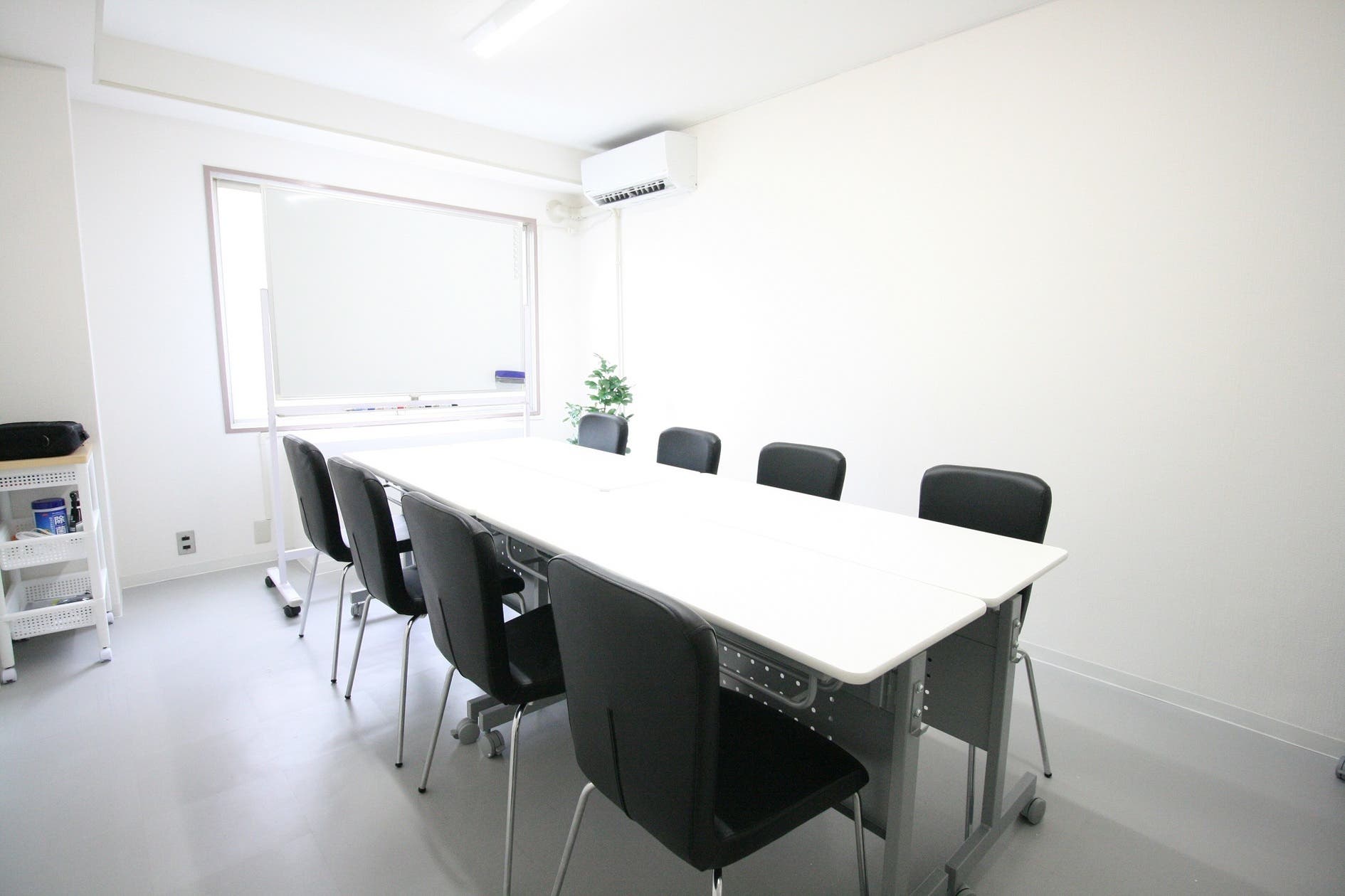 🎯新大阪駅徒歩1分🎯新規オープン📣シンプルなビジネス対応会議室🌈爆速ネット体験🌈14人収容🌈◆お気軽会議室新大阪stella◆の写真2